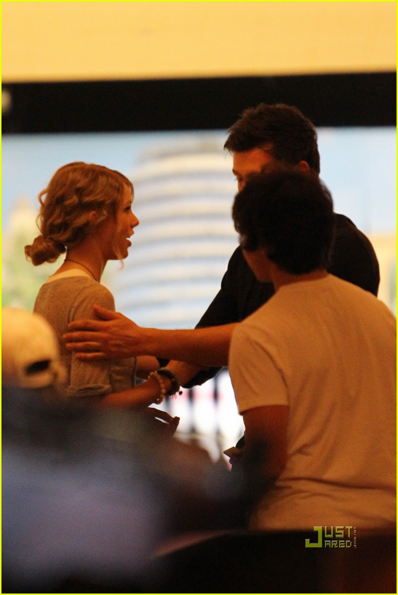 Cory Monteith And Taylor Swift Kissing