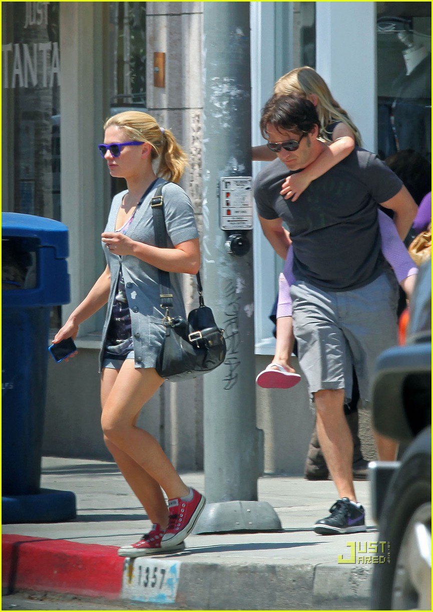 Anna Paquin Picks Up Pinkberry: Photo 2445387 | Anna Paquin, Lilac ...