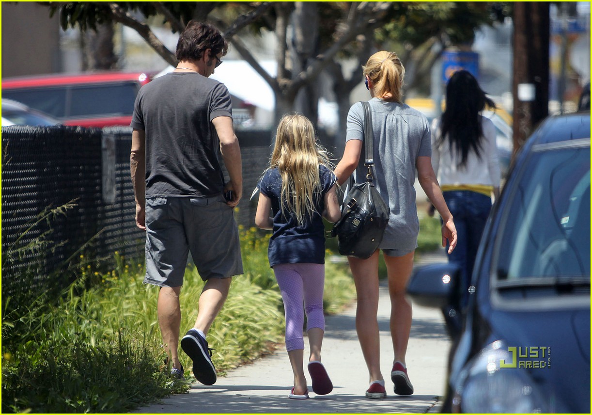 Anna Paquin Picks Up Pinkberry: Photo 2445392 | Anna Paquin, Lilac ...