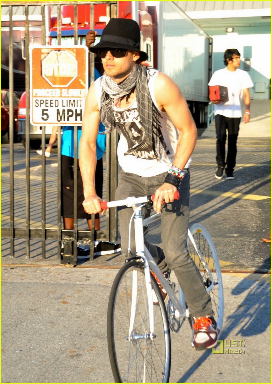 Jared Leto: Bicycling Brother to Shannon: Photo 2446459 | Jared Leto ...