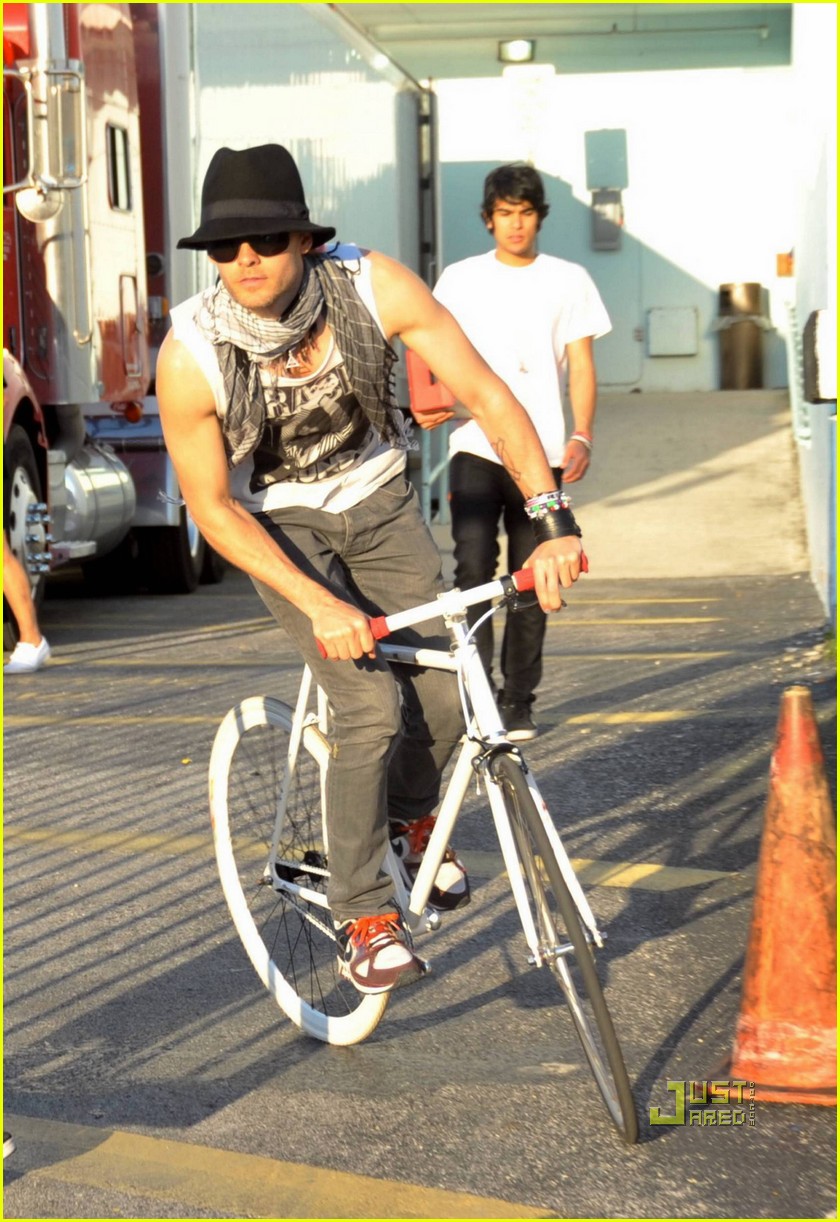 Jared Leto: Bicycling Brother to Shannon: Photo 2446462 | Jared Leto ...