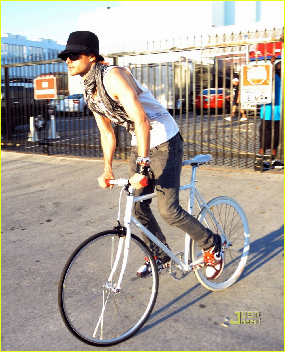 Jared Leto: Bicycling Brother to Shannon: Photo 2446464 | Jared Leto ...