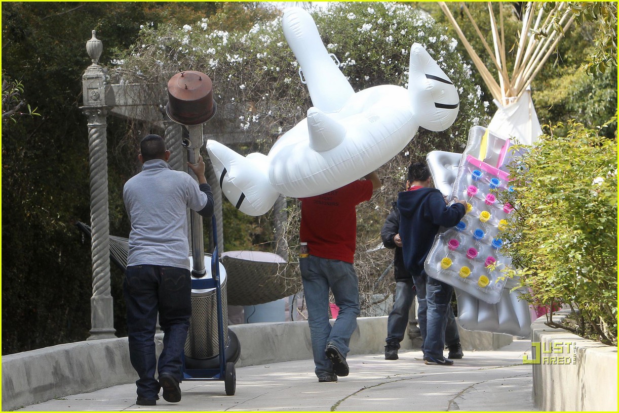 Katy Perry & Russell Brand Throw A Hoppin' Easter Party: Photo 2440165 ...