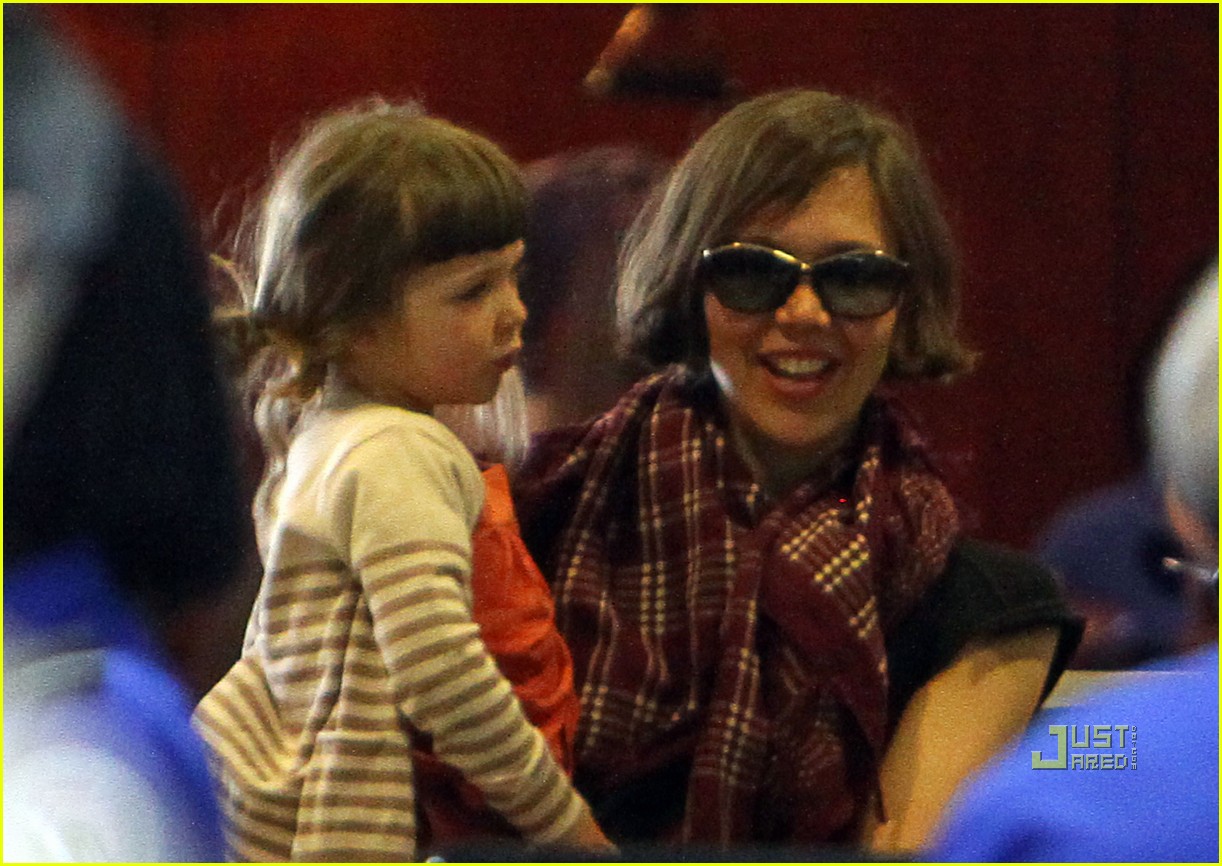 Maggie Gyllenhaal & Ramona: LaGuardia Ladies: Photo 2445159 | Celebrity ...