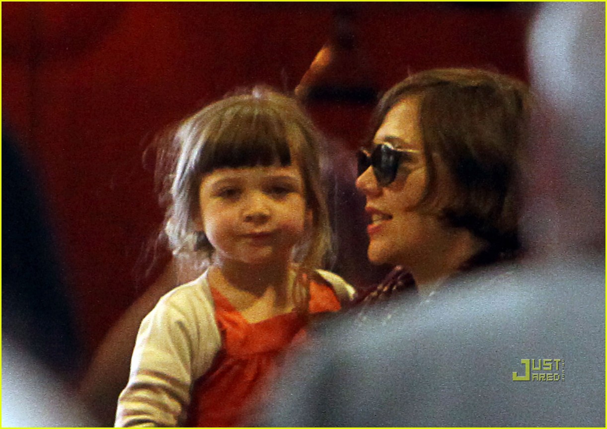 Maggie Gyllenhaal & Ramona: LaGuardia Ladies: Photo 2445163 | Celebrity ...