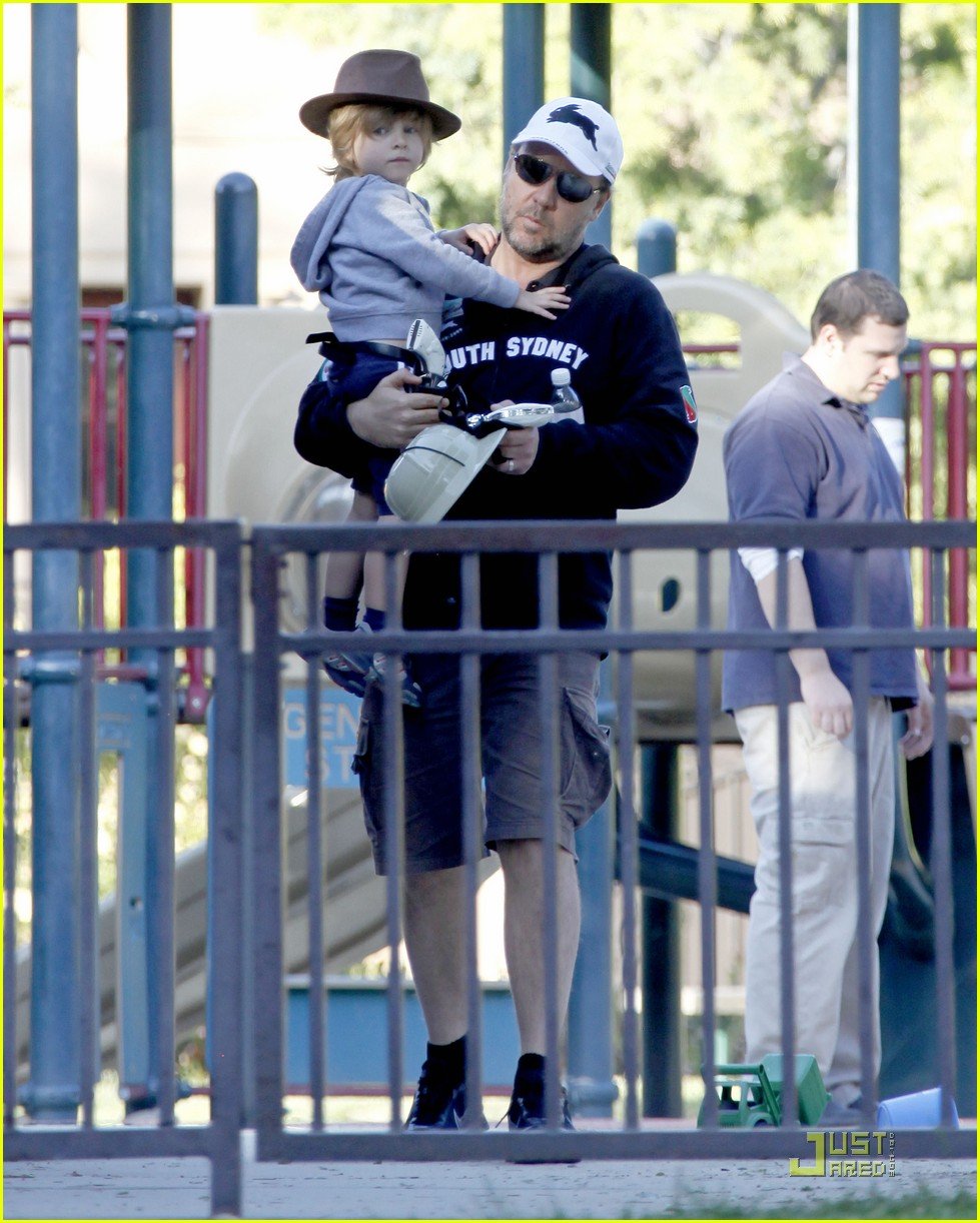 Russell Crowe: Sons & Guns: Photo 2444049 | Celebrity Babies, Charles ...