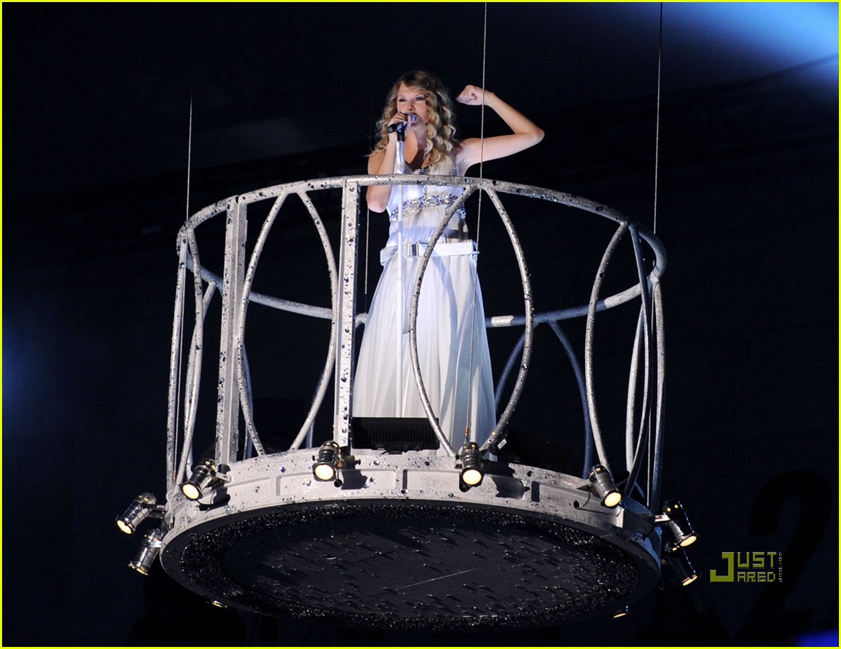 Taylor Swift - ACM Awards 2010 Performance!: Photo 2443706 | Taylor ...