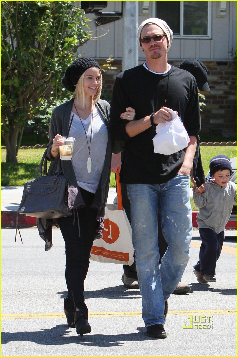 Chad Michael Murray & Kenzie Dalton: Beanie Bunch: Photo 2454133 | Chad ...