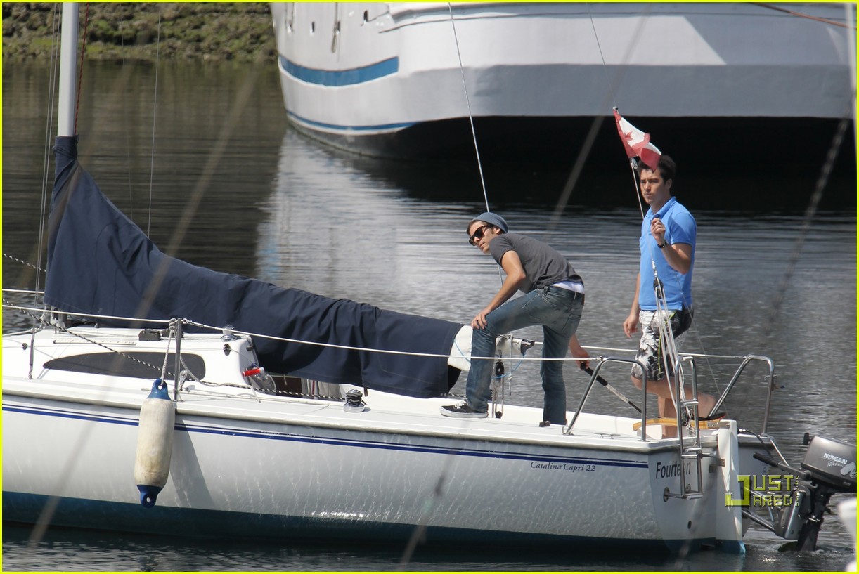 Zac Efron: Sailing on English Bay!: Photo 2451847 | Zac Efron Photos ...