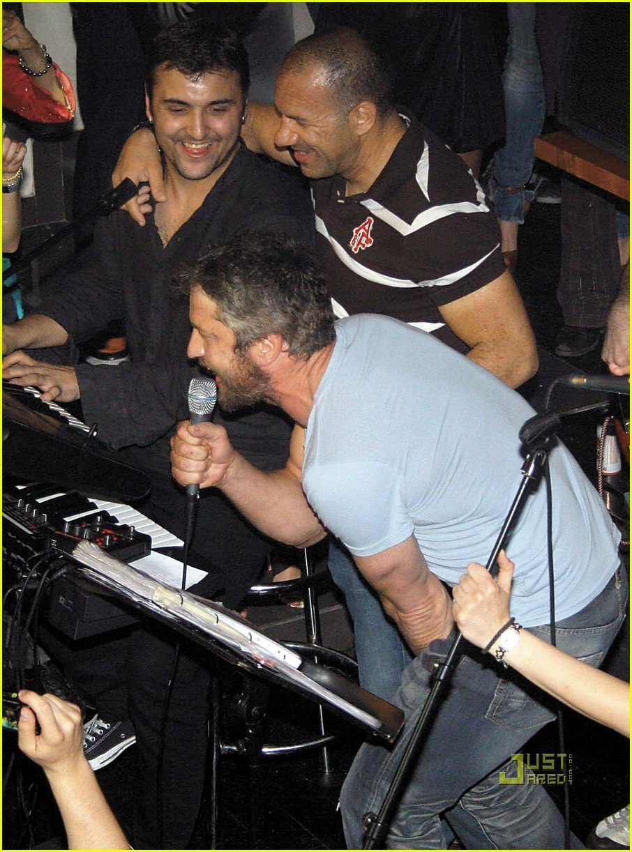 Gerard Butler: CHOKED While Singing: Photo 2449549 | Gerard Butler ...