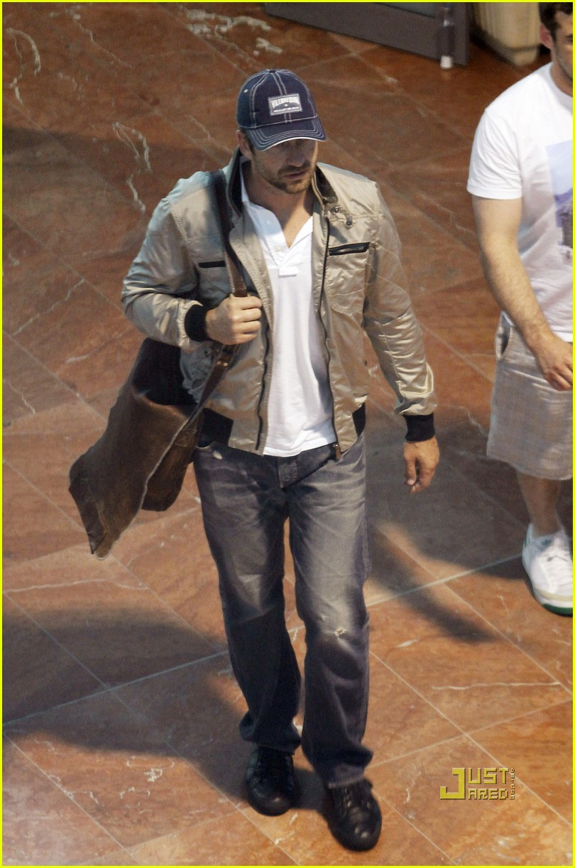 Gerard Butler is a NICE Man: Photo 2453028 | Gerard Butler Photos ...