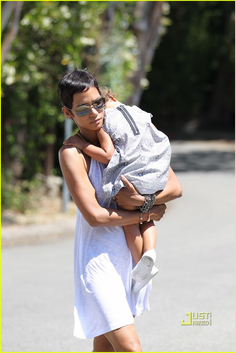 Halle Berry: Napping Nahla!: Photo 2455234 | Celebrity Babies, Gabriel ...