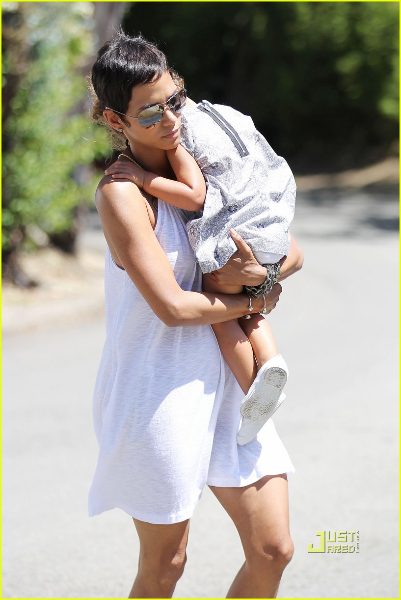Halle Berry: Napping Nahla!: Photo 2455235 | Celebrity Babies, Gabriel ...