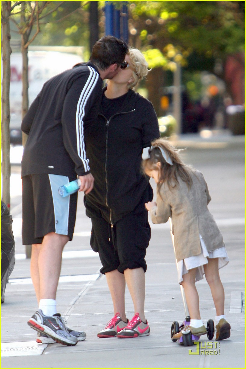 Hugh Jackman: Hello Kisses For The Family: Photo 2452118 | 00 Photos ...