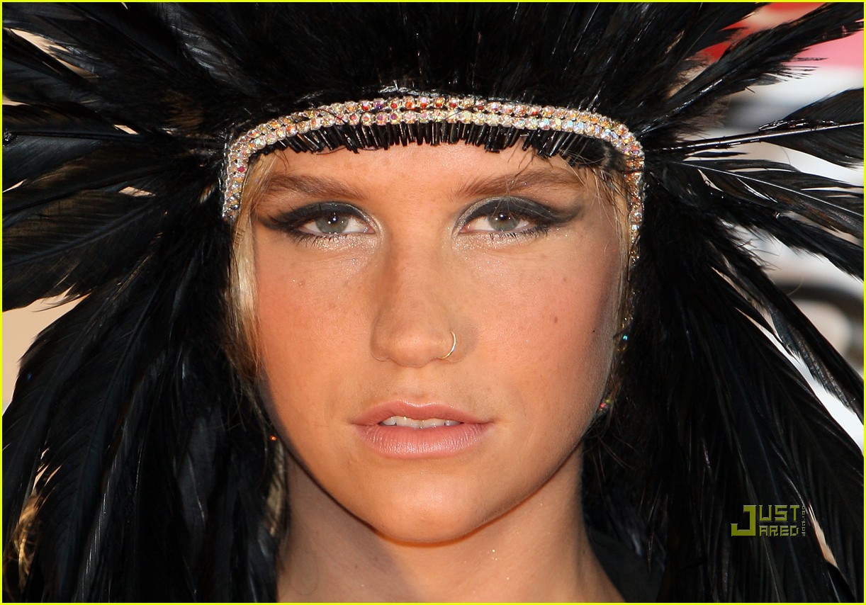 Ke$ha Dons Fun Feathered Headpiece: Photo 2454801 | Kesha Pictures ...