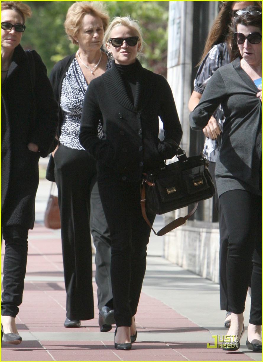 Reese Witherspoon Has Fun With Friends: Photo 2453064 | Reese ...