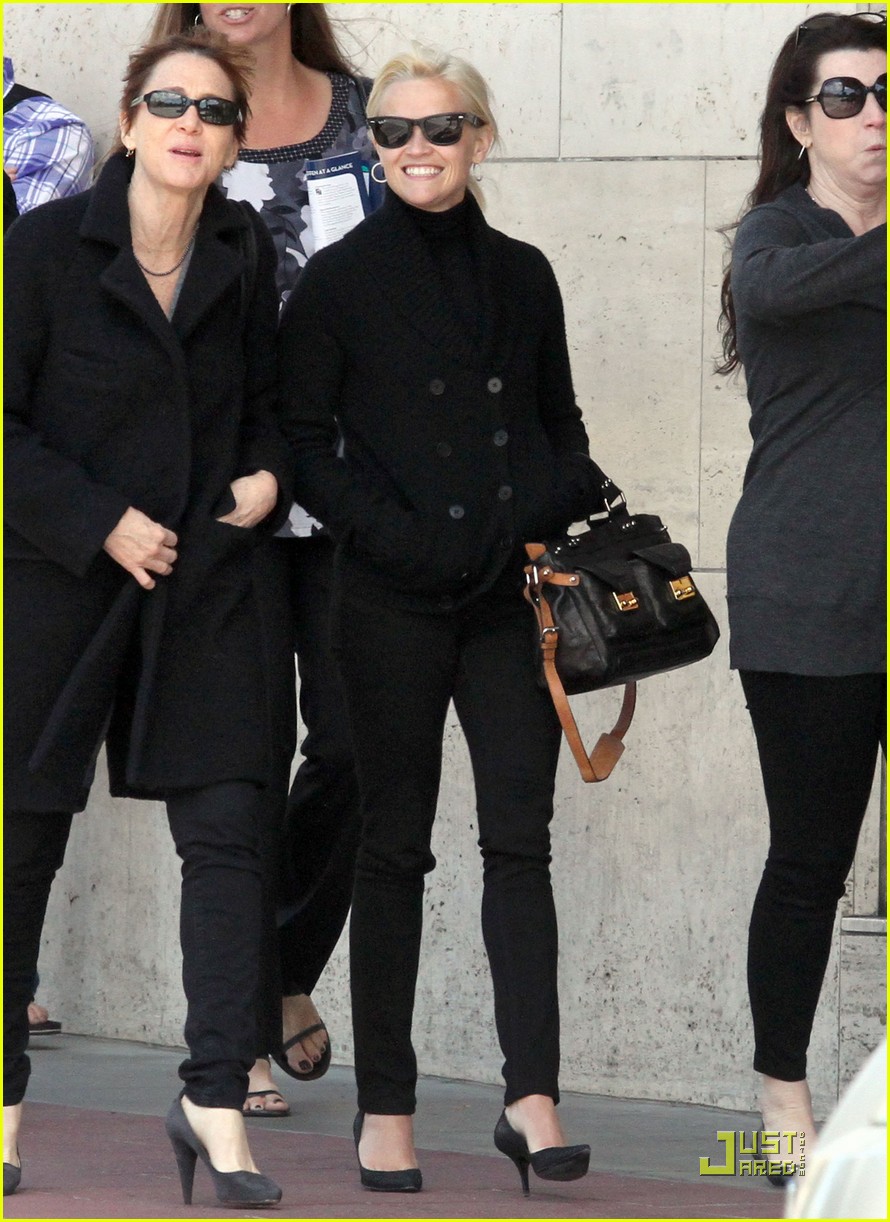 Reese Witherspoon Has Fun With Friends: Photo 2453068 | Reese ...