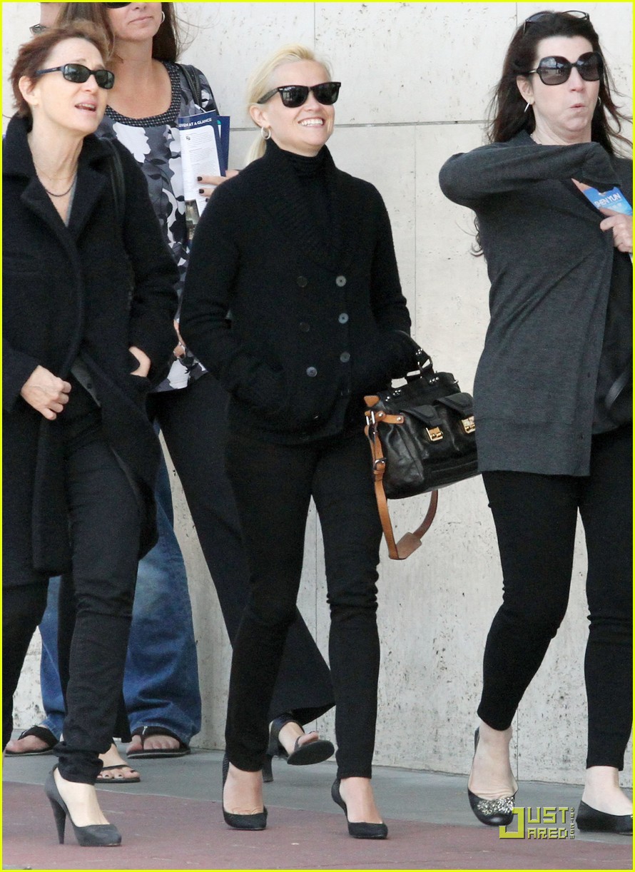 Reese Witherspoon Has Fun With Friends: Photo 2453084 | Reese ...