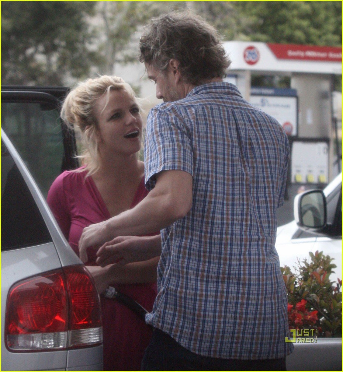 Britney Spears & Jason Trawick: Gas-Pumping Couple: Photo 2461951 ...