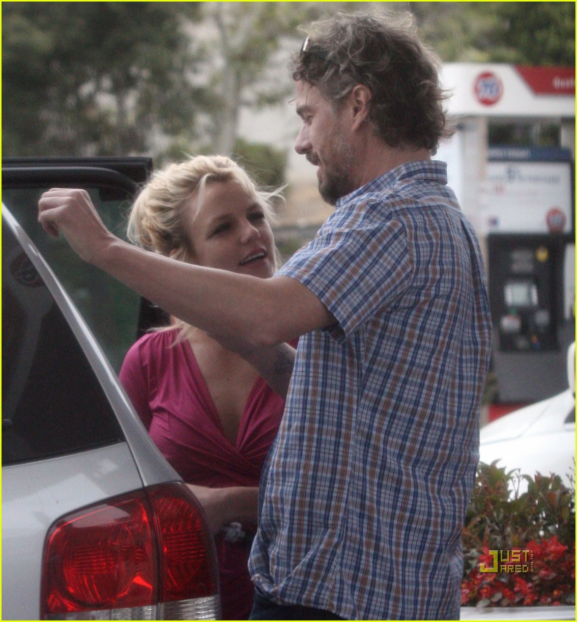 Britney Spears & Jason Trawick: Gas-Pumping Couple: Photo 2461955 ...