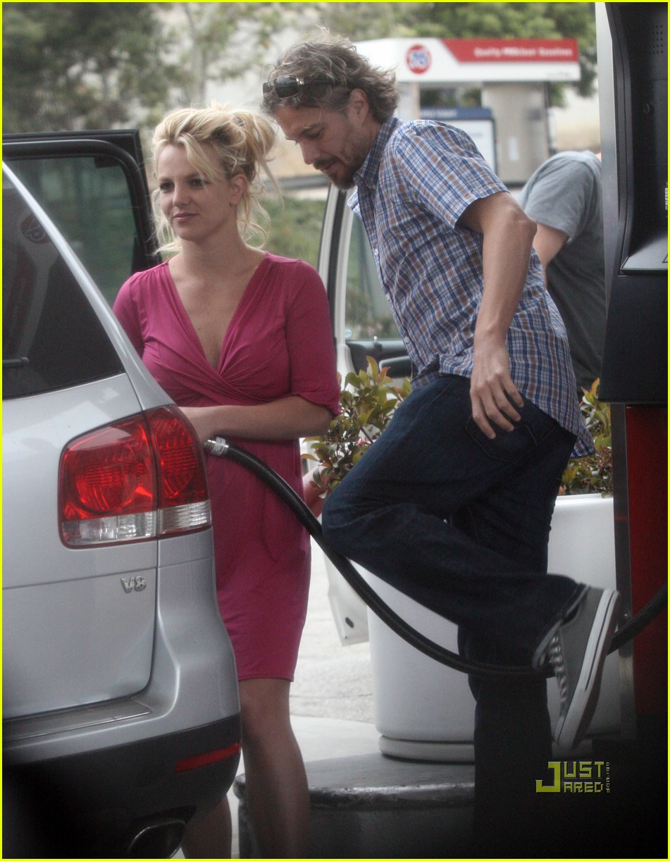 Britney Spears & Jason Trawick: Gas-Pumping Couple: Photo 2461957 ...