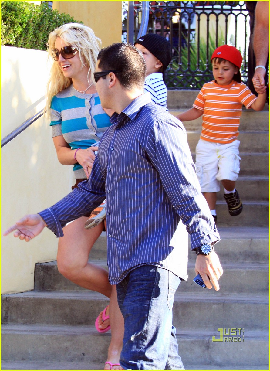 Britney Spears: Johnny Rockets Family Fun: Photo 2456296 | Britney ...