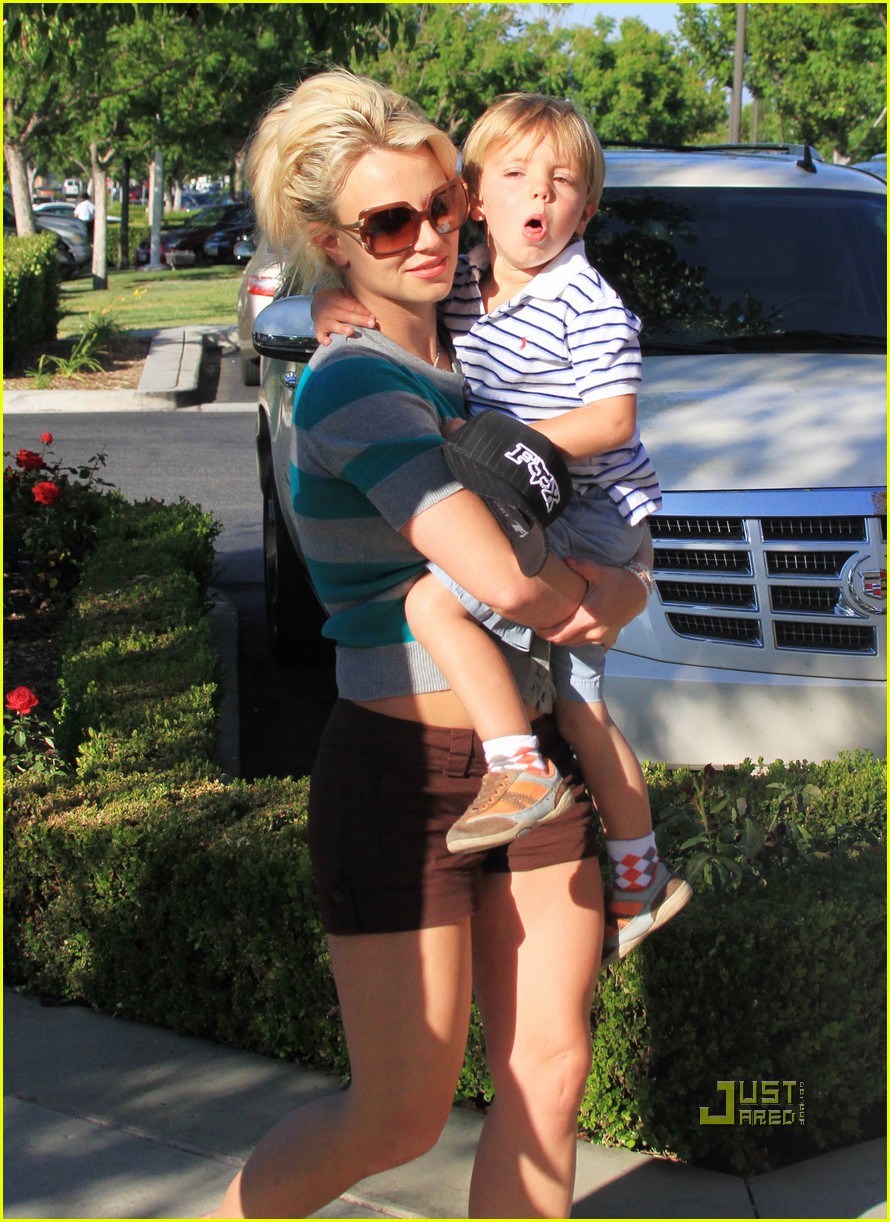 Britney Spears: Johnny Rockets Family Fun: Photo 2456299 | Britney ...