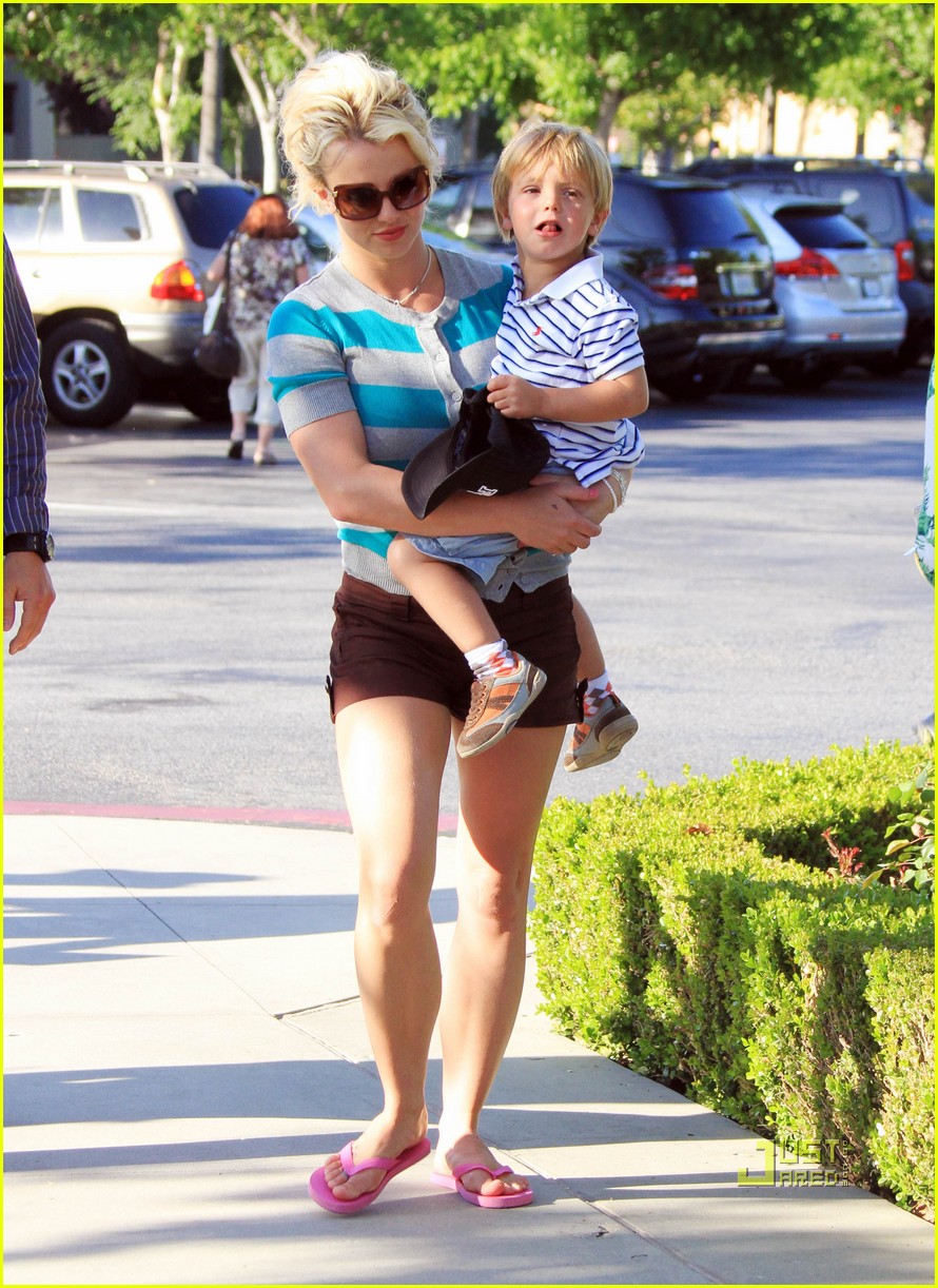 Britney Spears: Johnny Rockets Family Fun: Photo 2456301 | Britney ...
