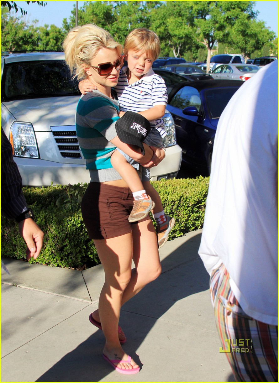Britney Spears: Johnny Rockets Family Fun: Photo 2456304 | Britney ...