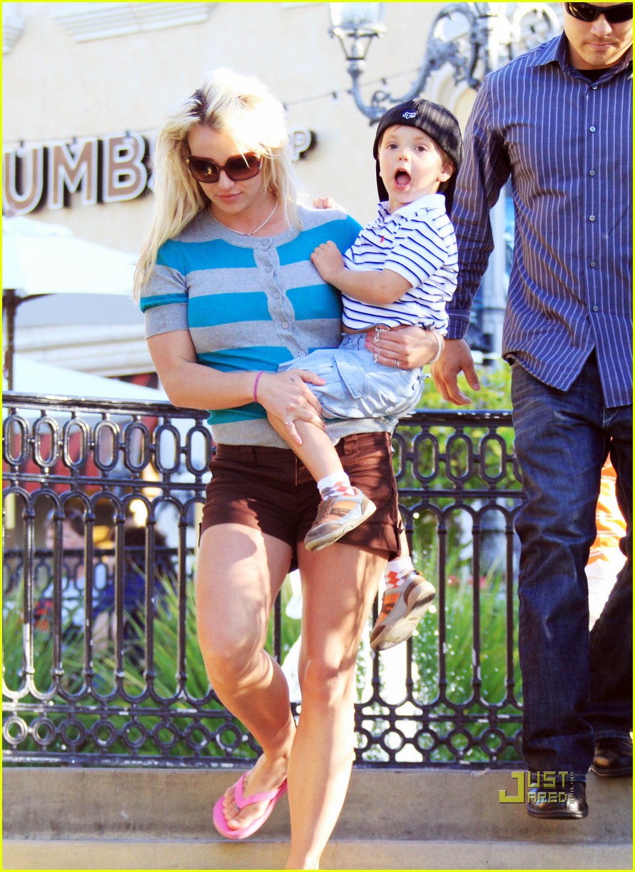 Britney Spears: Johnny Rockets Family Fun: Photo 2456305 | Britney ...