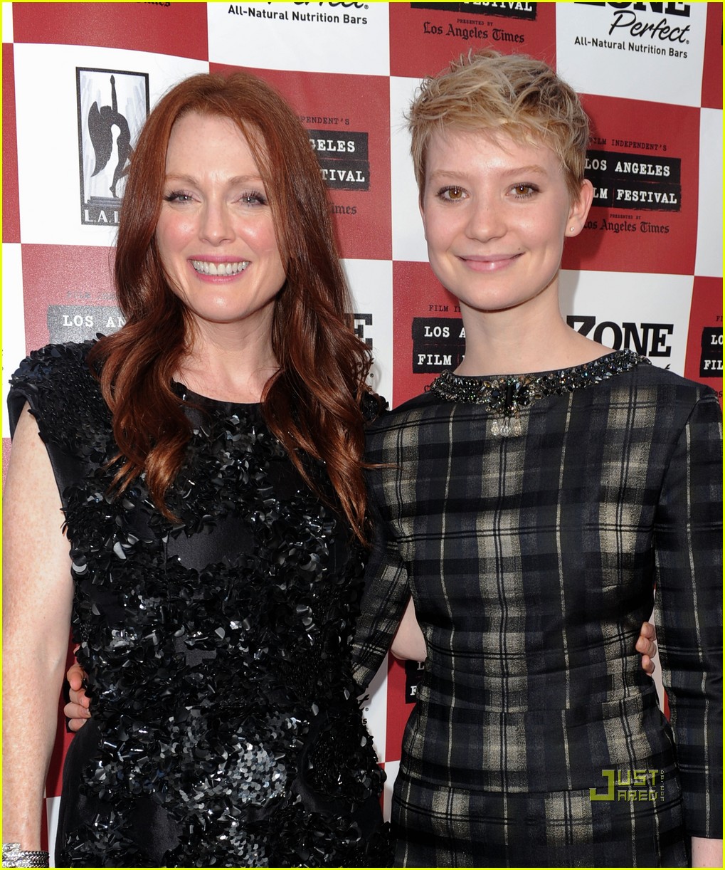 Julianne Moore Premieres 'The Kids Are All Right': Photo 2459740 | Josh Hutcherson, Julianne ...