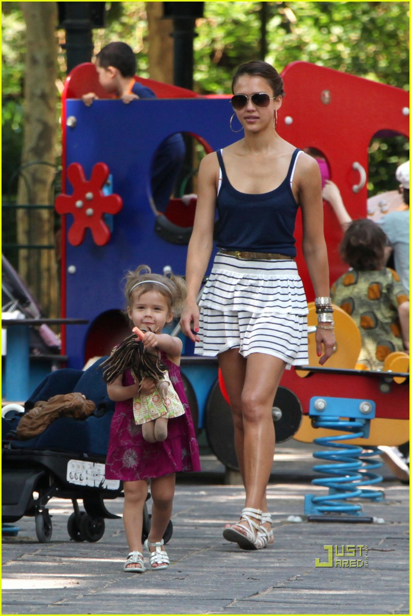 Jessica Alba & Honor Warren: Paris Playground Playtime!: Photo 2462894 ...