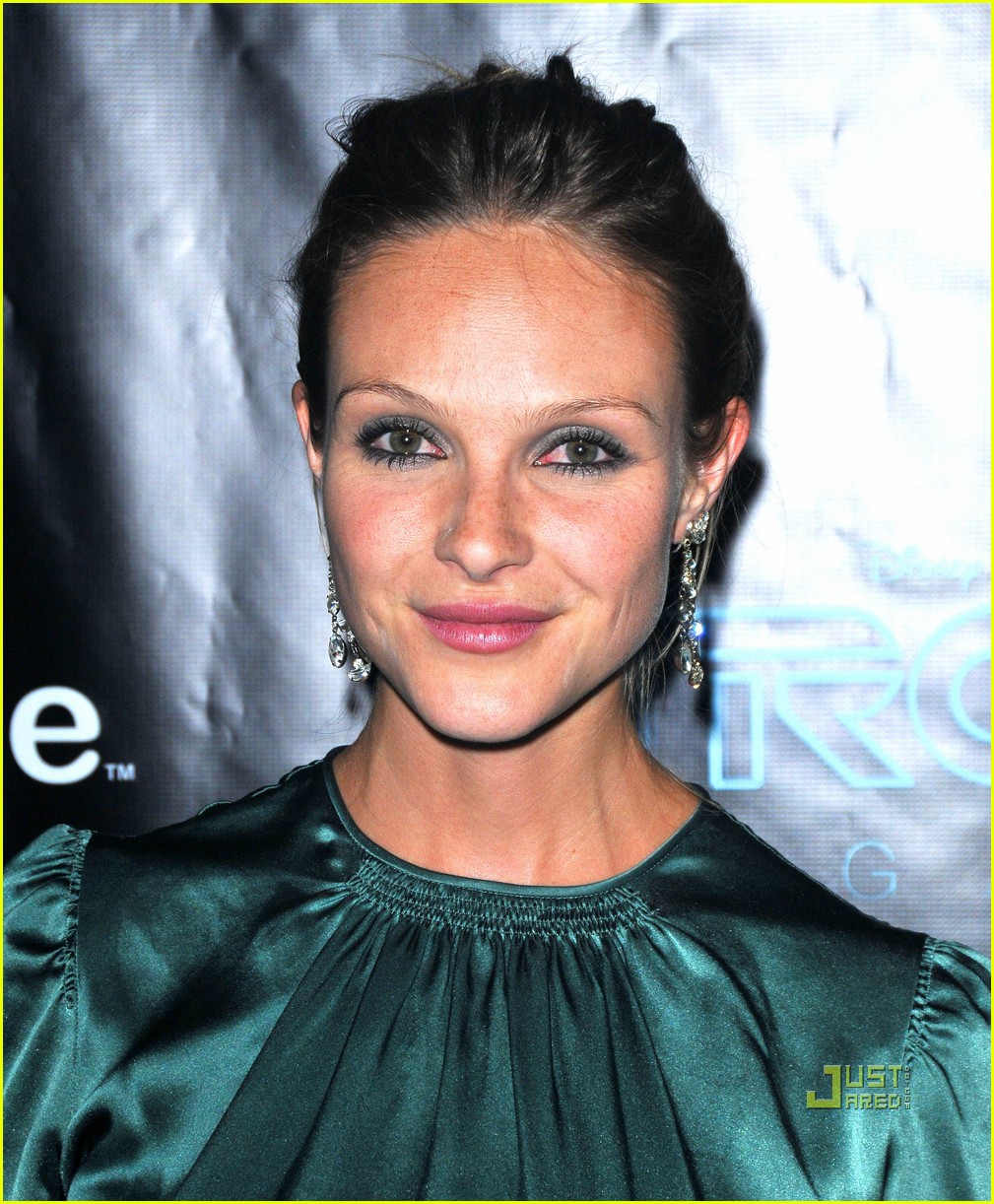 Beau Garrett at Comic-Con -- Exclusive Interview!: Photo 2468677 | Beau ...