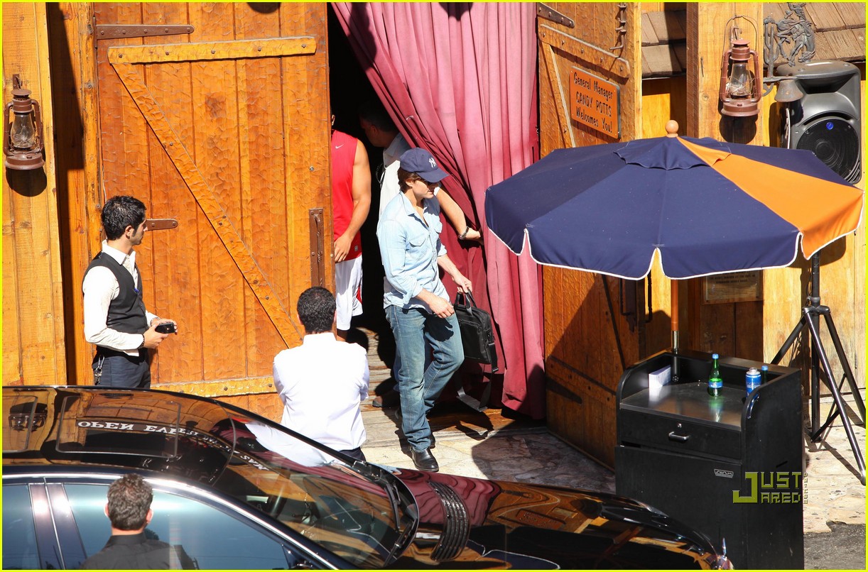 Tom Cruise & Will Smith Hug It Out Saddle Ranch Style: Photo 2465703 ...
