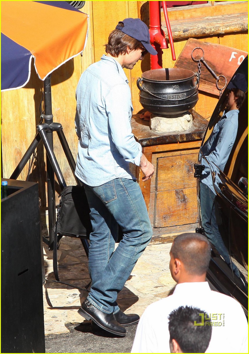 Tom Cruise & Will Smith Hug It Out Saddle Ranch Style: Photo 2465709 ...
