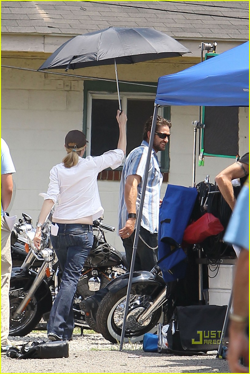 Gerard Butler Picks Food Out of His Teeth: Photo 2466138 | Gerard ...