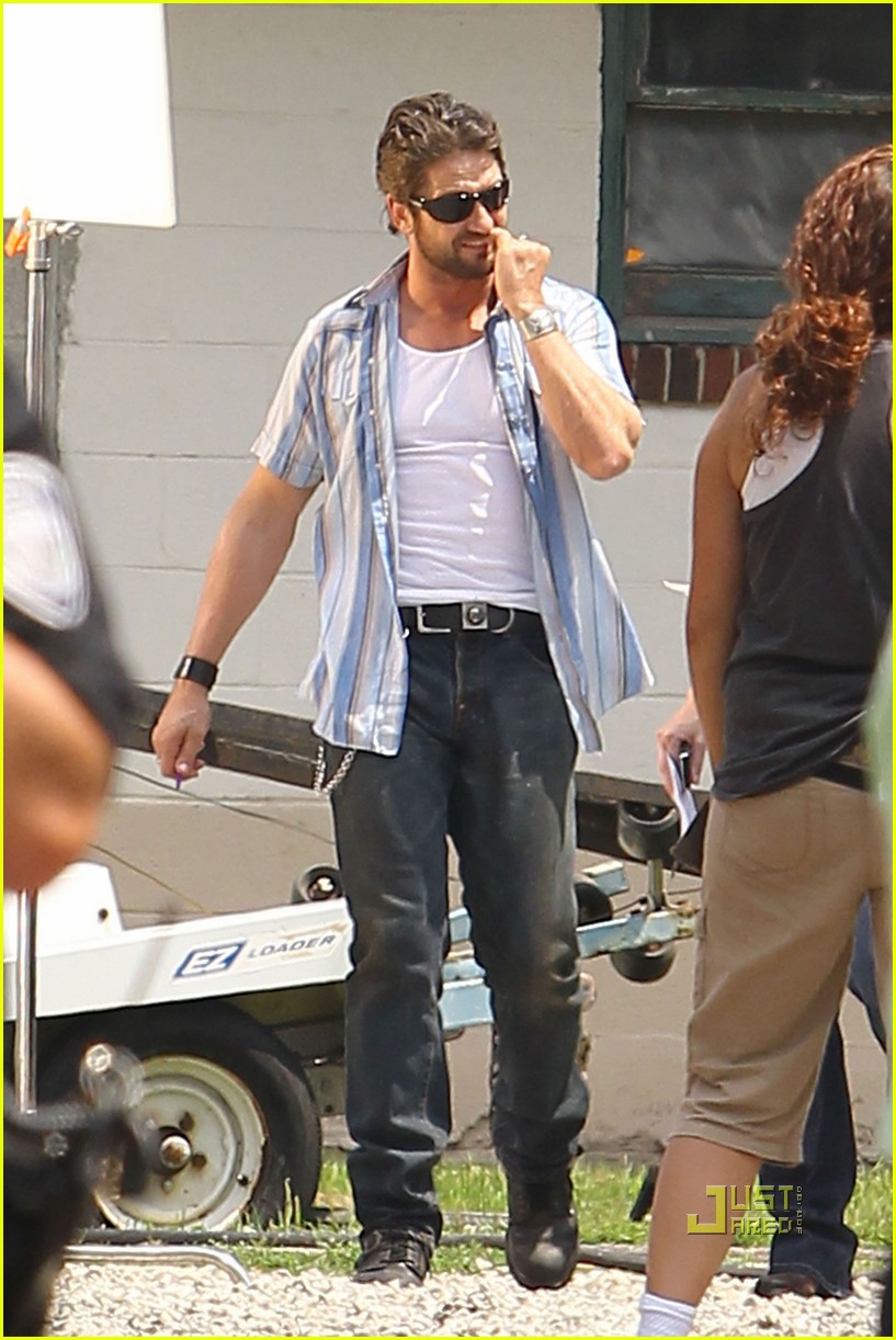 Gerard Butler Picks Food Out of His Teeth: Photo 2466139 | Gerard ...