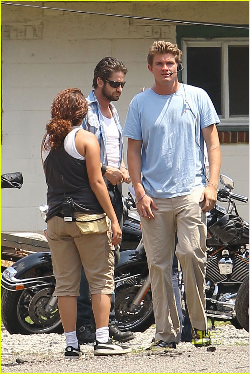 Gerard Butler Picks Food Out of His Teeth: Photo 2466144 | Gerard ...