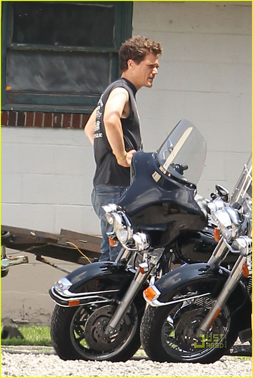 Gerard Butler Picks Food Out of His Teeth: Photo 2466145 | Gerard ...