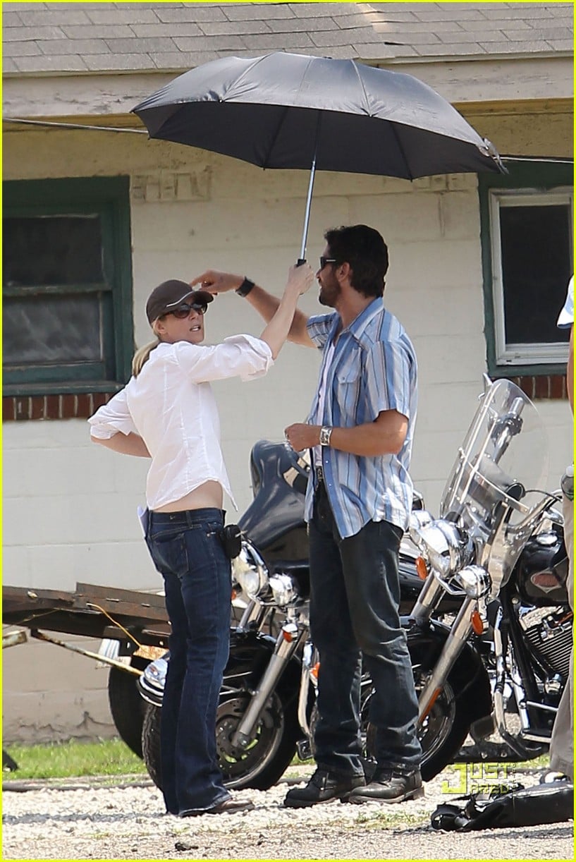 Gerard Butler Picks Food Out of His Teeth: Photo 2466146 | Gerard ...