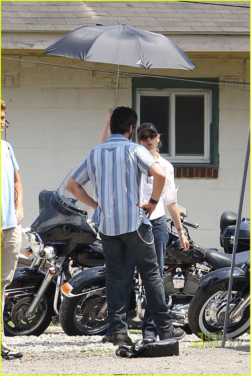 Gerard Butler Picks Food Out of His Teeth: Photo 2466150 | Gerard ...