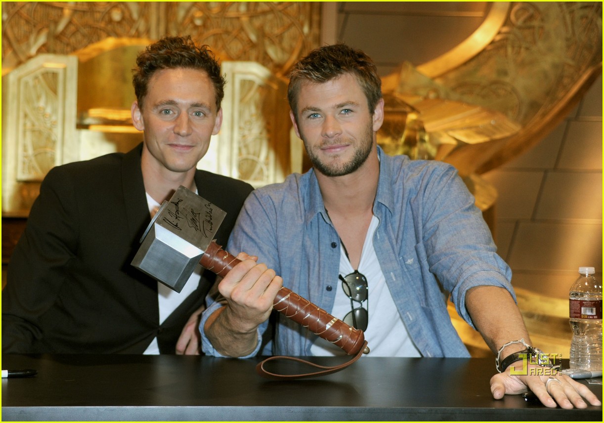 Chris Hemsworth Thors Out at Comic-Con: Photo 2468857 | Chris Hemsworth ...