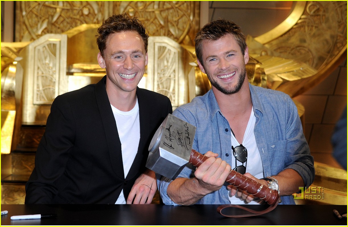 Chris Hemsworth Thors Out at Comic-Con: Photo 2468863 | Chris Hemsworth ...