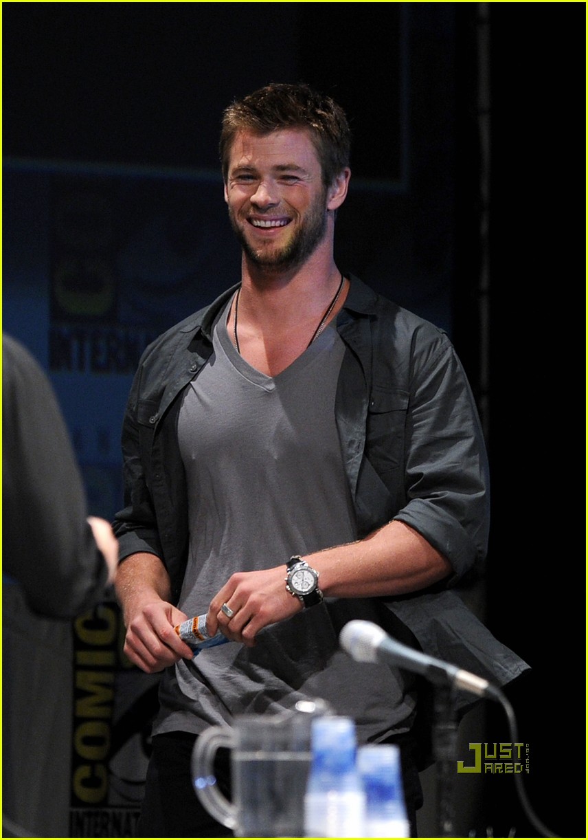 Chris Hemsworth Thors Out at Comic-Con: Photo 2468872 | Chris Hemsworth ...