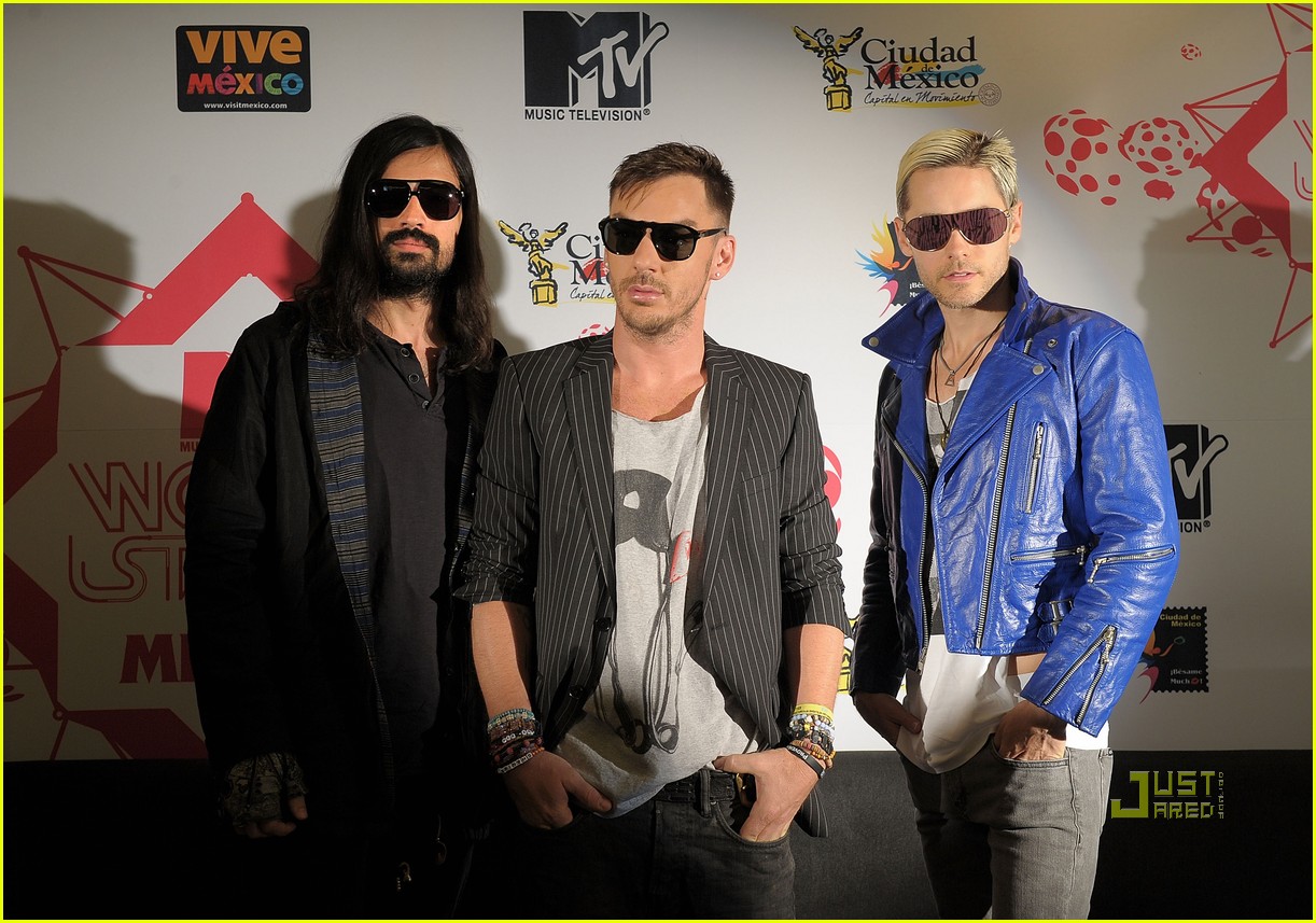 Jared Leto: World Stages with 30 Seconds to Mars Bandmates!: Photo ...