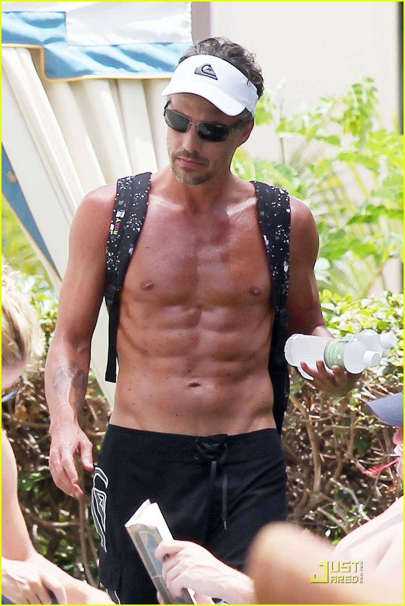 Britney Spears & Jason Trawick: Poolside Peek-a-Boo: Photo 2476395 ...