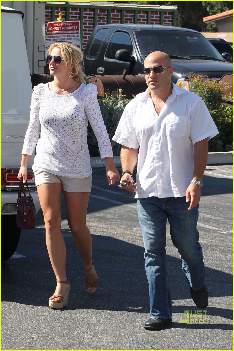 Britney Spears: Burgers with the Bodyguard!: Photo 2481038 | Britney ...