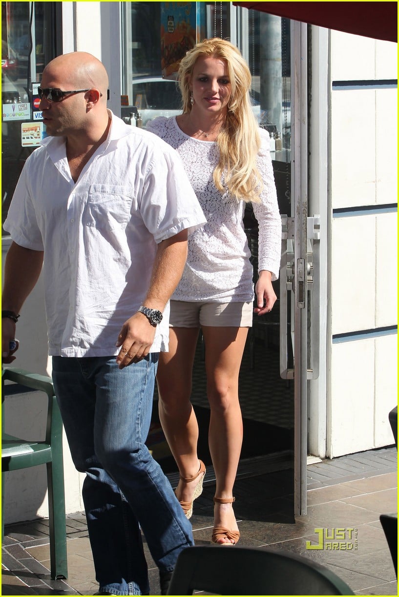 Britney Spears: Burgers with the Bodyguard!: Photo 2481040 | Britney ...