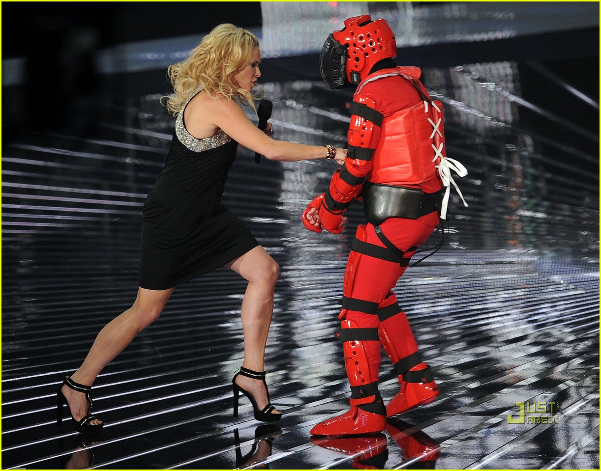 Chelsea Handler Hosts VMAs -- How Did She Do?: Photo 2479776 | 2010 MTV ...