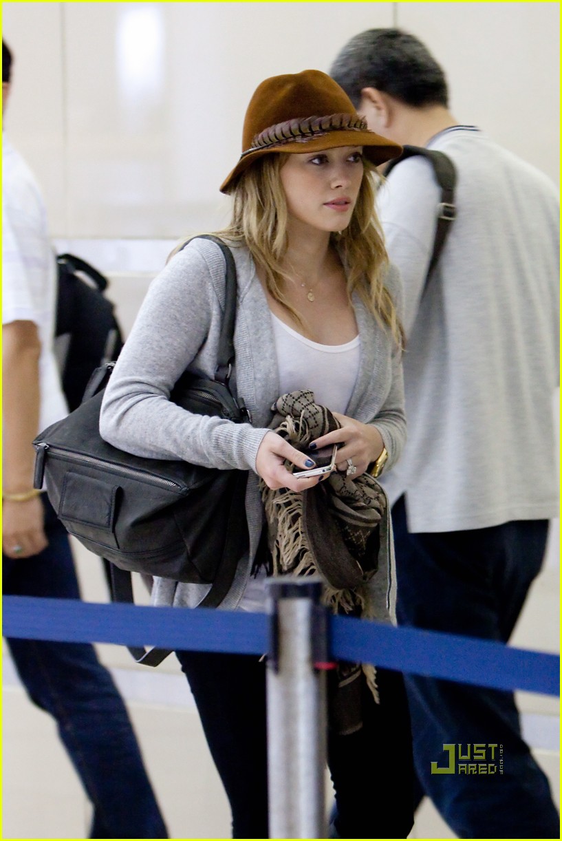 Hilary Duff: Raccoon Tail Tote!: Photo 2479883 | Hilary Duff Photos ...